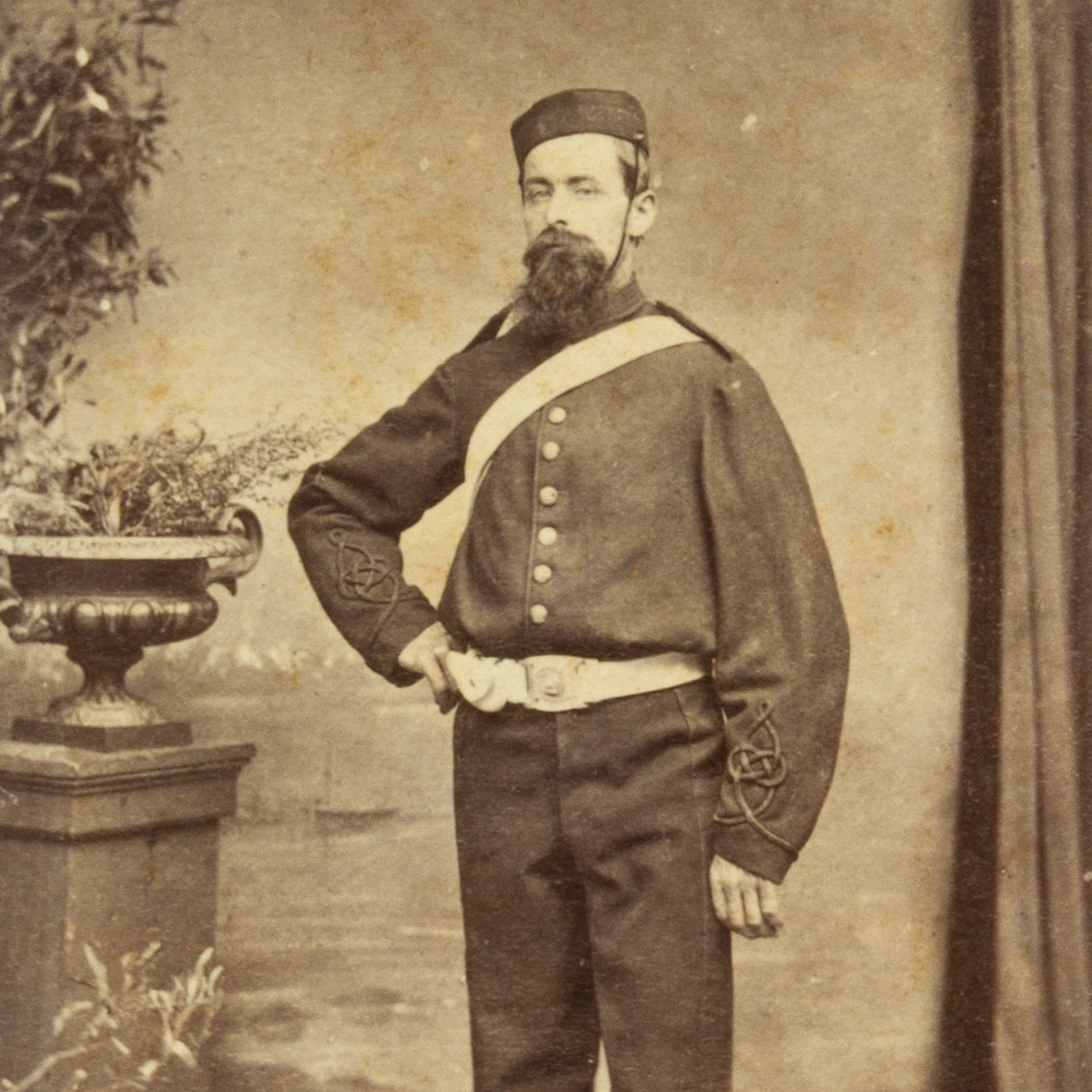 Studio portrait of a soldier wearing the uniform of a colonial regiment ...